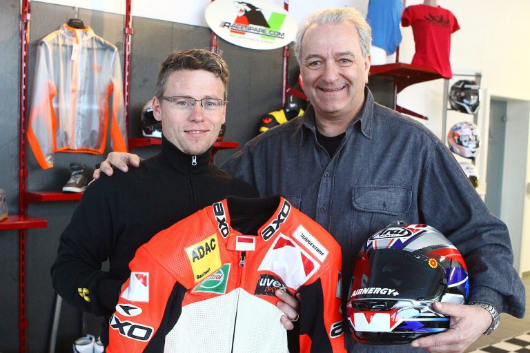 Steve Jenkner übergibt seinen Rennkombi der RaceBikeCollection im ...